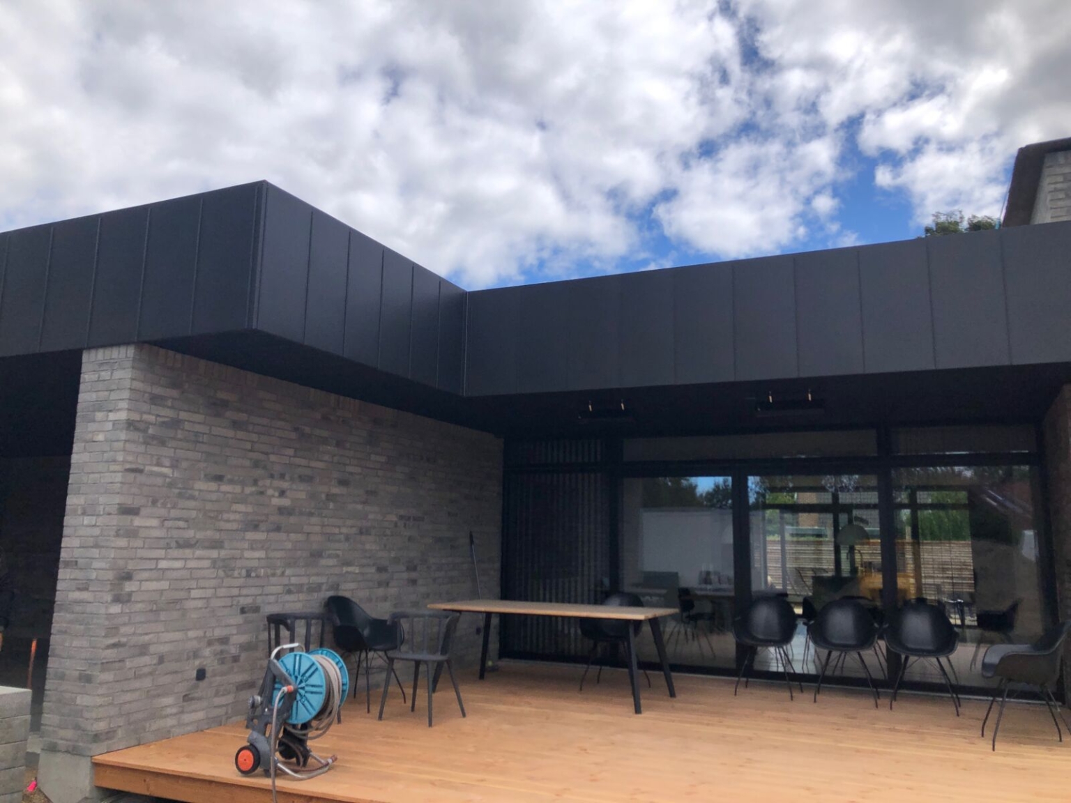 Inddækning med antrasit sort zink | Frederiksen VVS ApS.